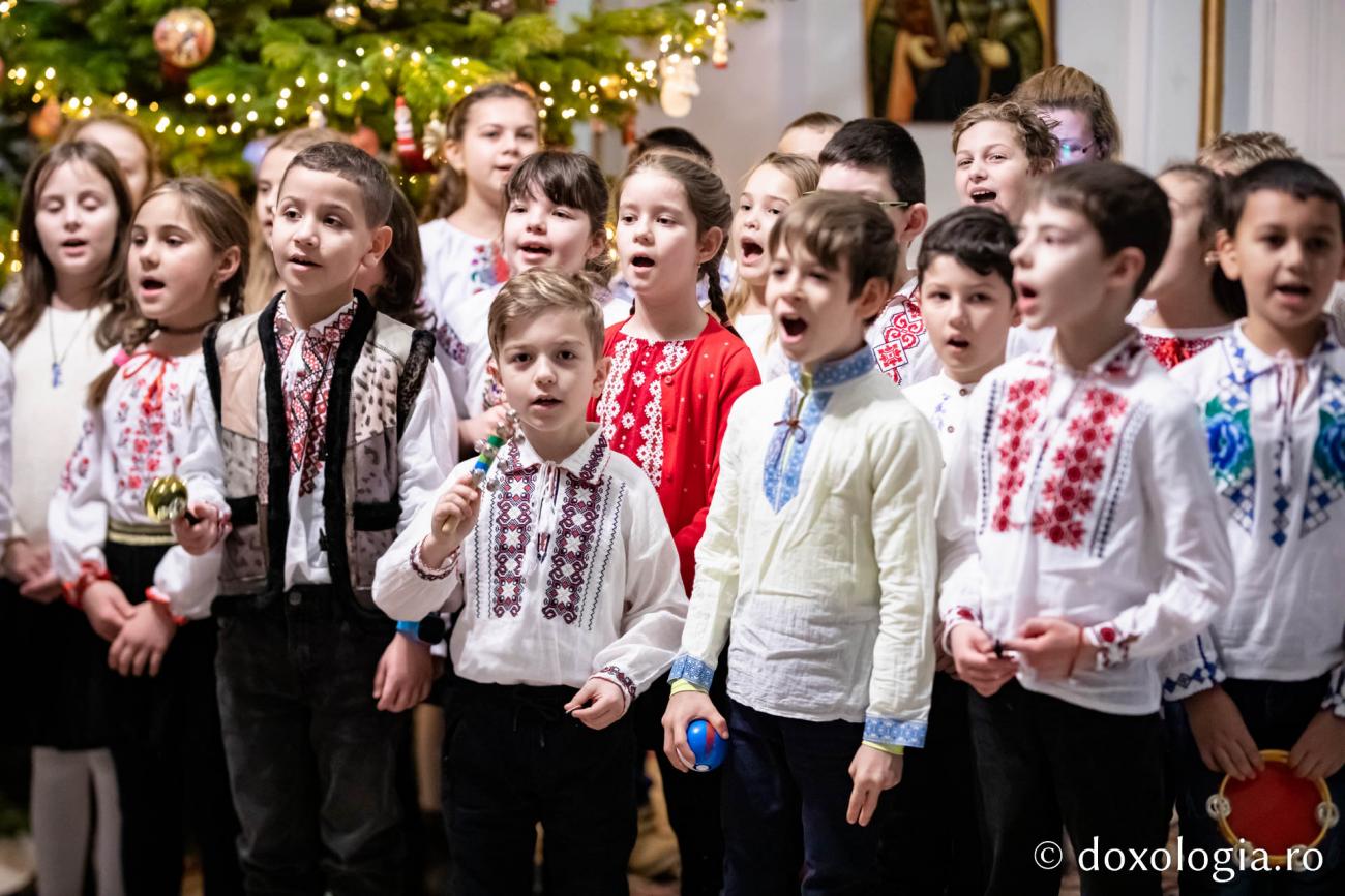 (Foto) Scoala Ion Simionescu, cl. a II-a – Colindători la Reședința ...