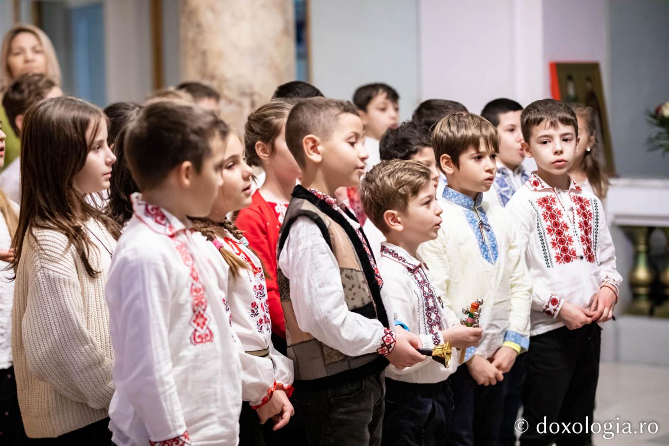 (Foto) Scoala Ion Simionescu, cl. a II-a – Colindători la Reședința ...