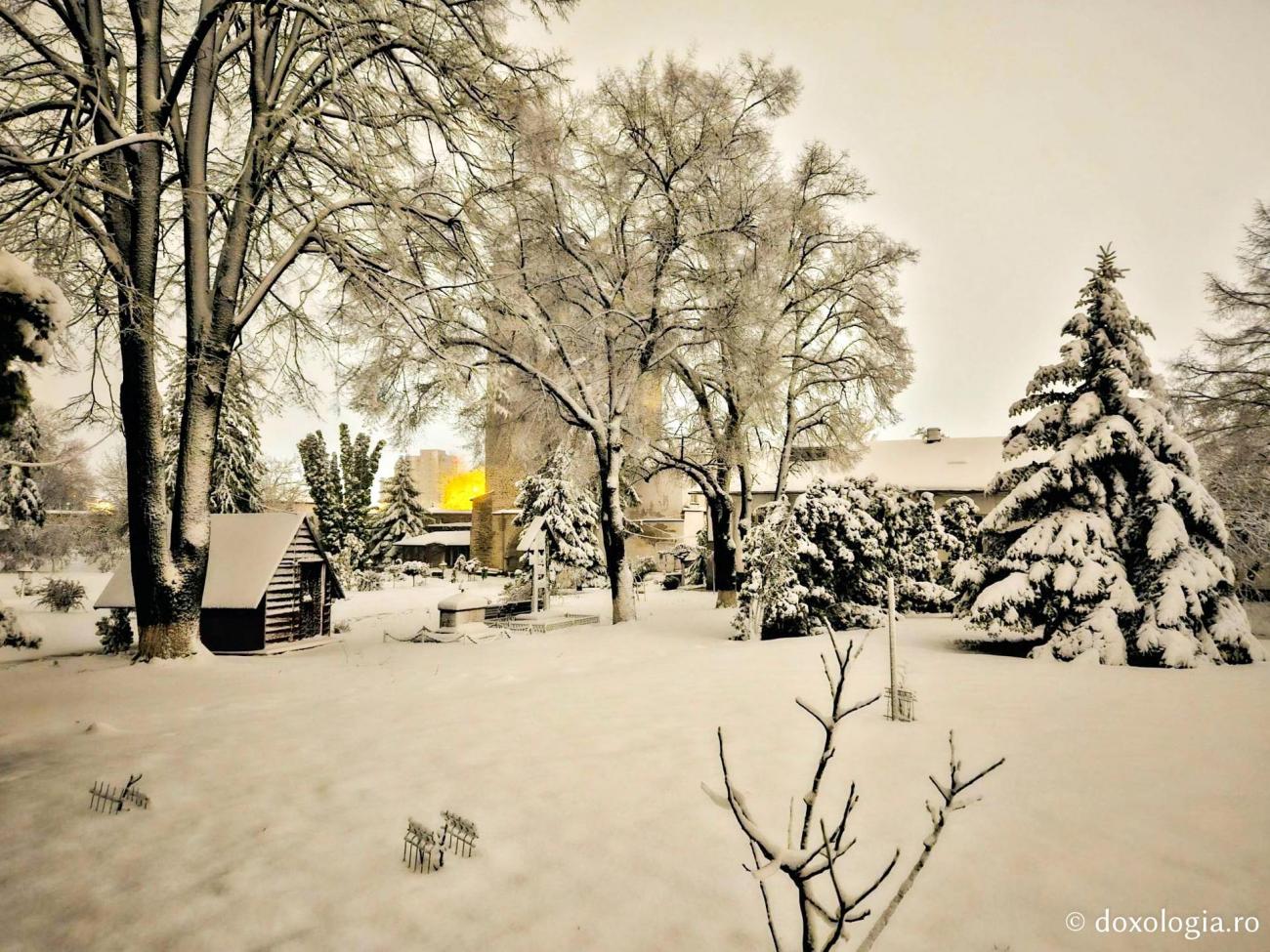 (Foto) Peisaj de iarnă în luna aprilie la Mănăstirea Golia | Doxologia
