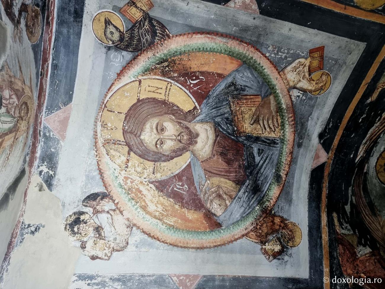 (Foto) Pași de pelerin la biserica rupestră închinată Maicii Domnului ...