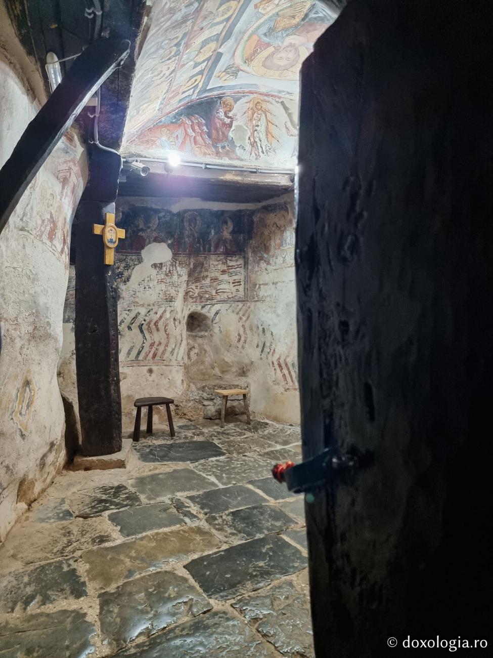 (Foto) Pași de pelerin la biserica rupestră închinată Maicii Domnului ...