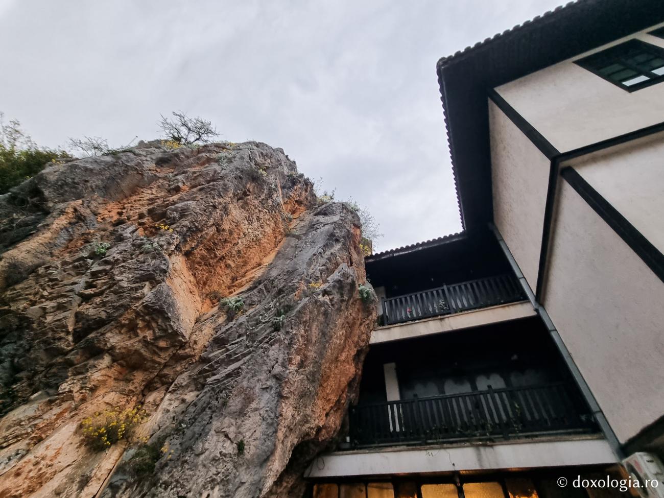 (Foto) Pași de pelerin la biserica rupestră închinată Maicii Domnului ...