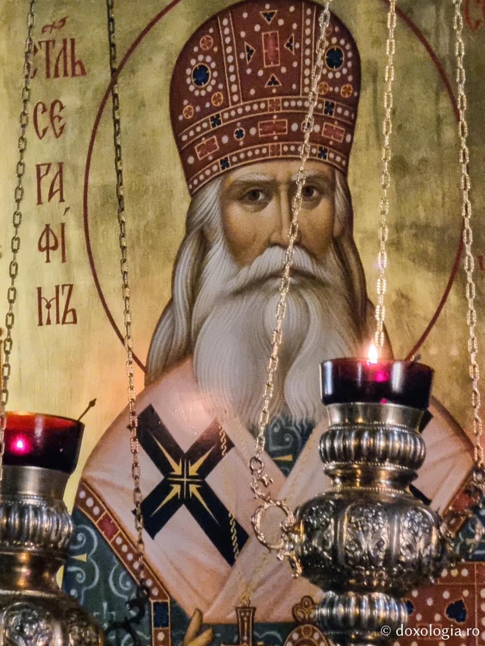 (Foto) Închinare la mormântul Sfântului Ierarh Serafim Sobolev | Doxologia