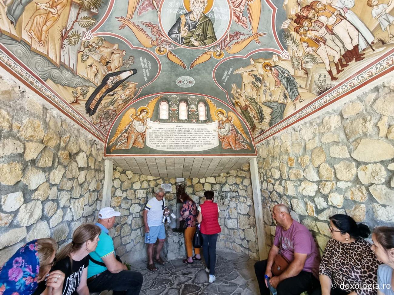 (Foto) Izvorul tămăduitor de la Mănăstirea Dervent | Doxologia