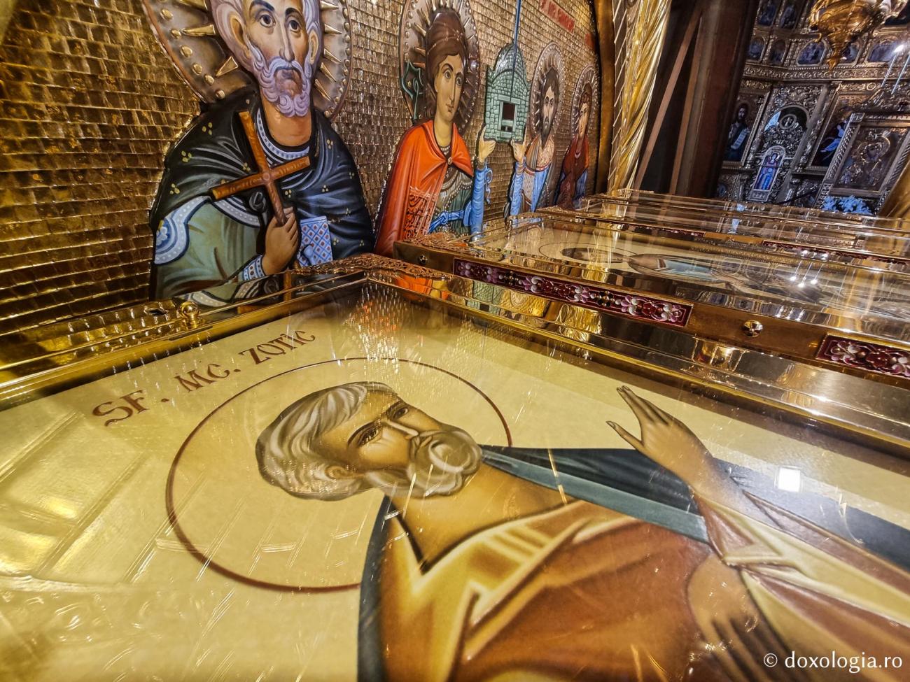 (Foto) Închinare la moaștele Sfinților Mucenici de la Niculițel | Doxologia