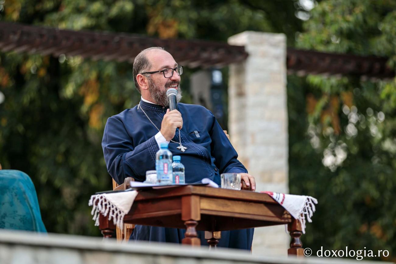 (Foto) Îndemnuri la amurg: Pr. Constantin Necula le-a vorbit tinerilor ...