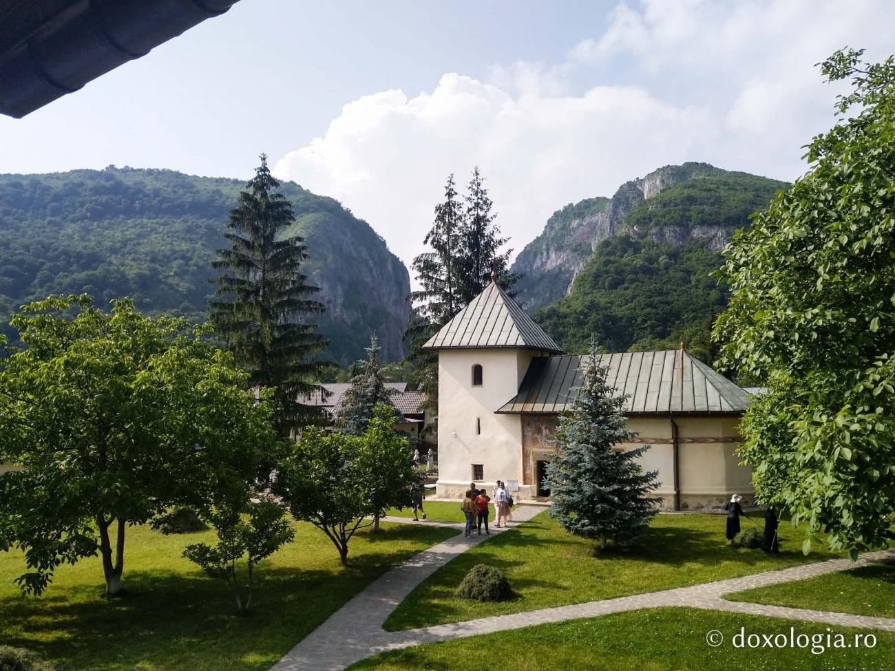 (Foto) Pași de pelerin la Mănăstirea Polovragi | Doxologia