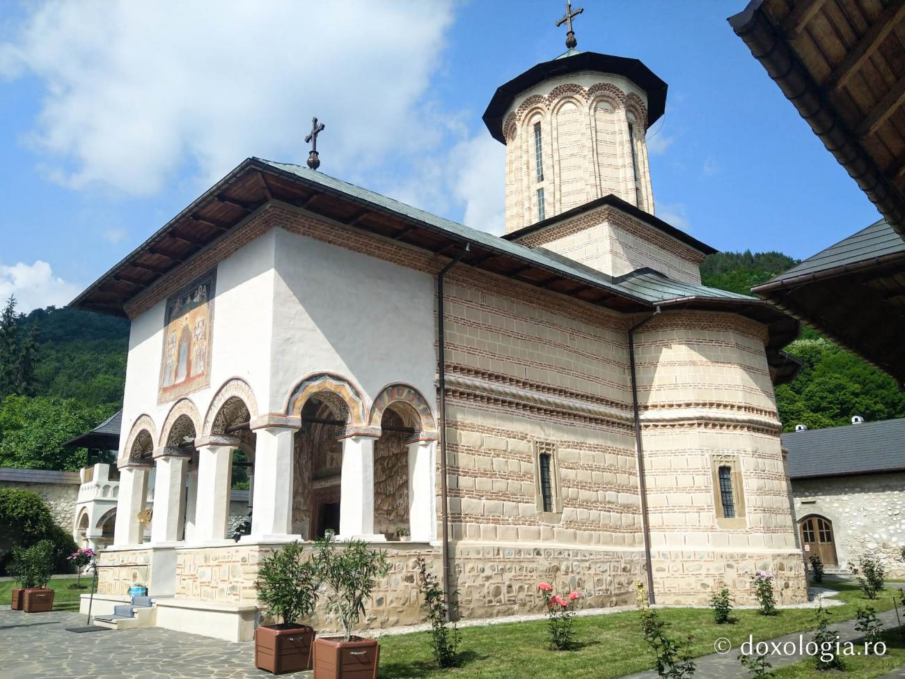 (Foto) Pași de pelerin la Mănăstirea Polovragi | Doxologia