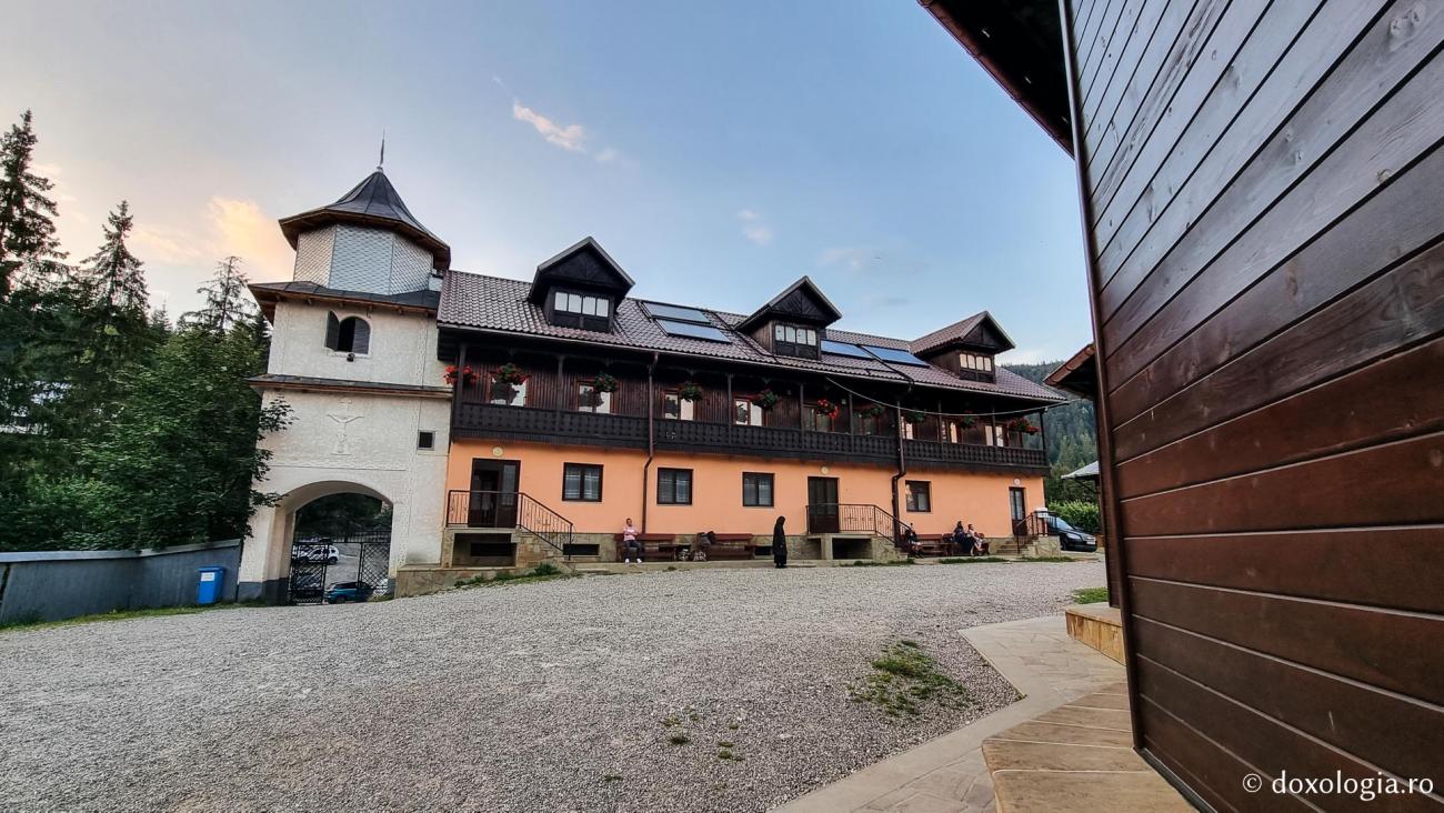 (Foto) Pași de pelerin la Mănăstirea Rarău | Doxologia