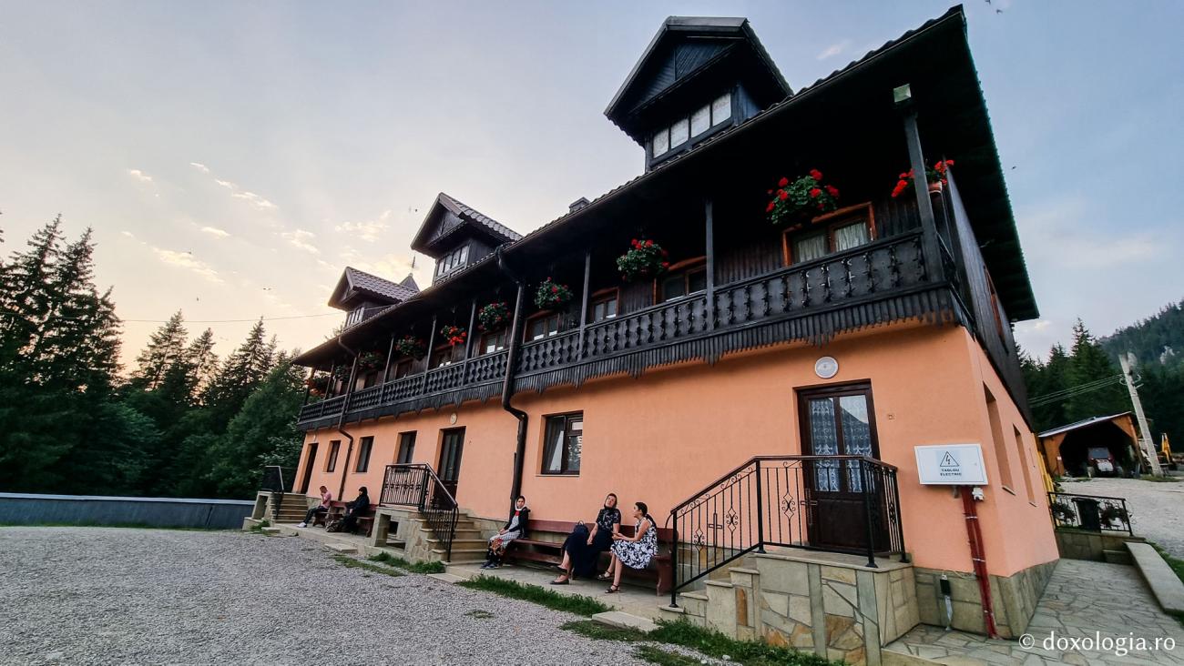 (Foto) Pași de pelerin la Mănăstirea Rarău | Doxologia