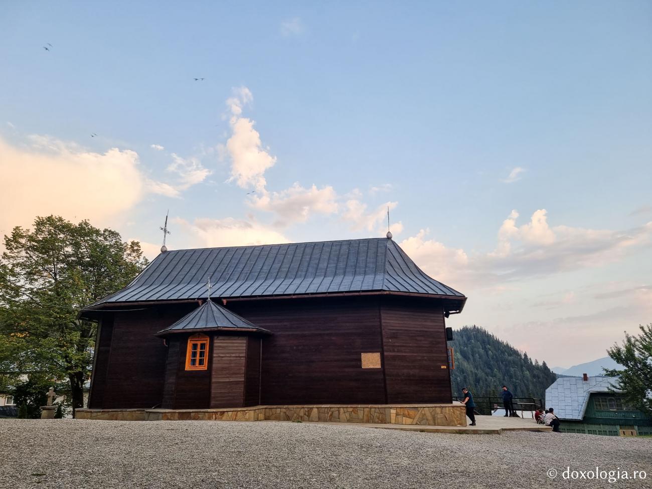 (Foto) Pași de pelerin la Mănăstirea Rarău | Doxologia