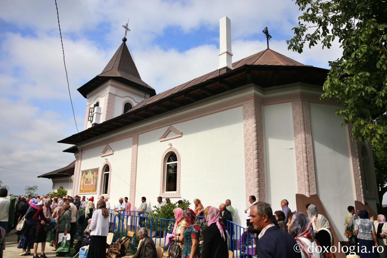 O biserica veche de peste 120 de ani, resfințită de PS Nichifor ...