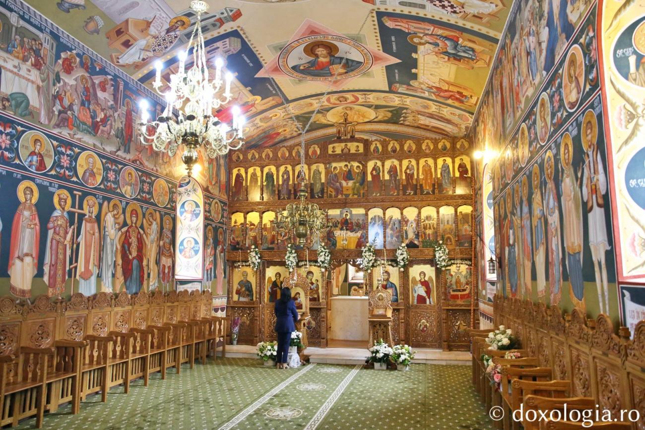 O biserica veche de peste 120 de ani, resfințită de PS Nichifor ...