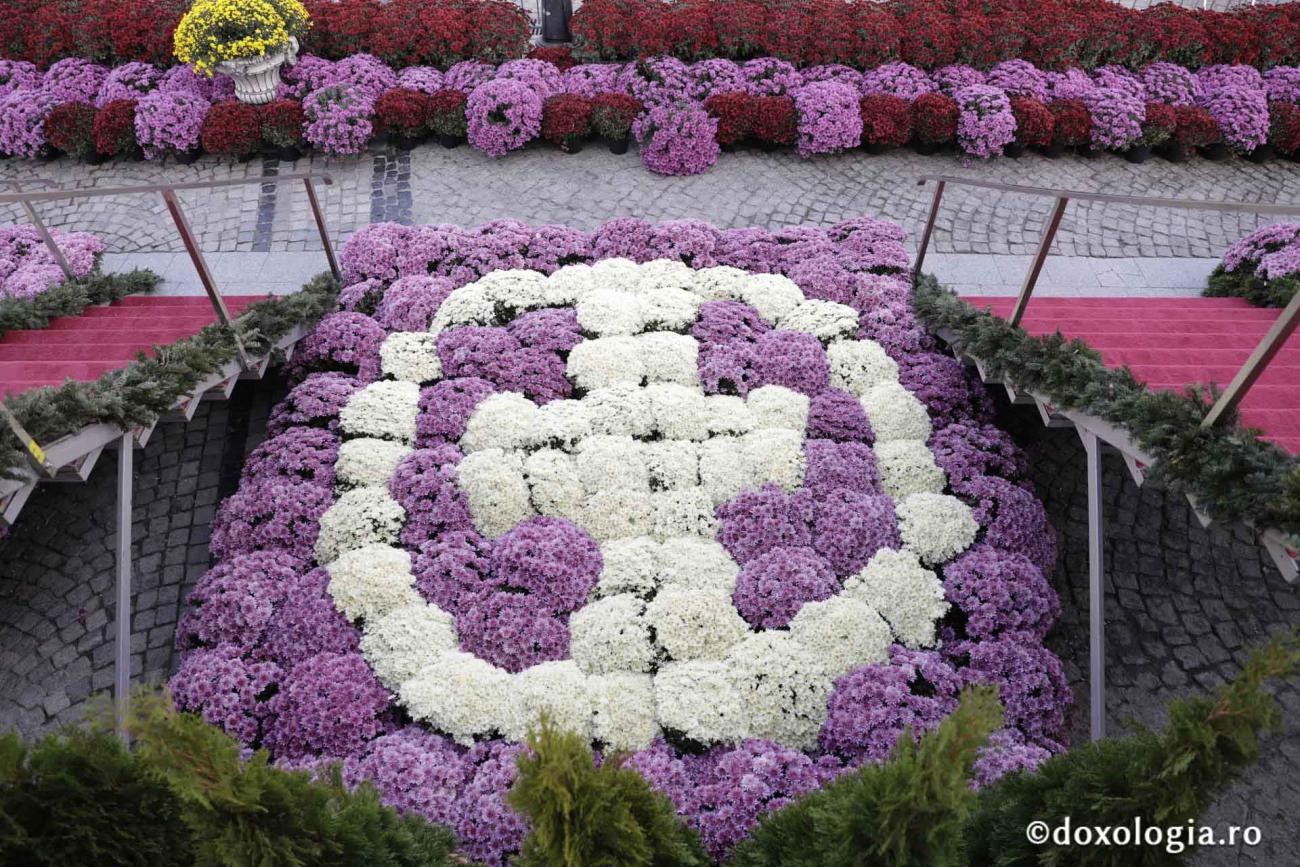(Foto) Veșmânt de flori pentru sărbătoarea Sfintei Parascheva | Doxologia