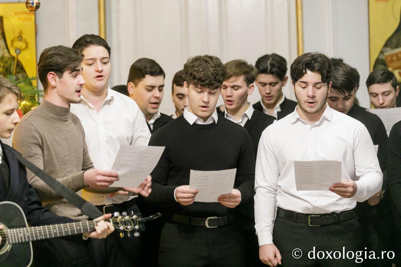 (Foto) Corul elevilor basarabeni de la Seminarul Teologic din Iași – Colindători la Reședința ...