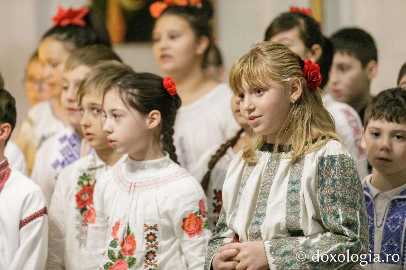 (Foto) Școala „Alecu Russo” din Iași – Colindători la Reședința ...
