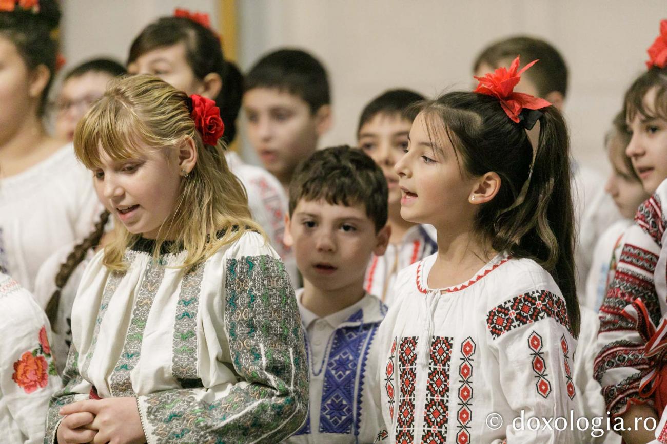 (Foto) Școala „Alecu Russo” din Iași – Colindători la Reședința ...