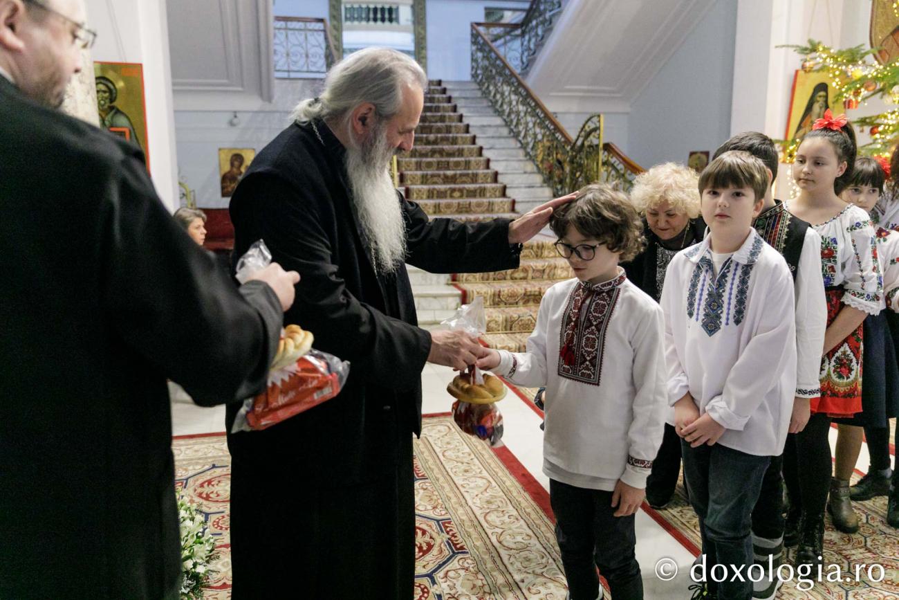 (Foto) Școala „Alecu Russo” din Iași – Colindători la Reședința ...