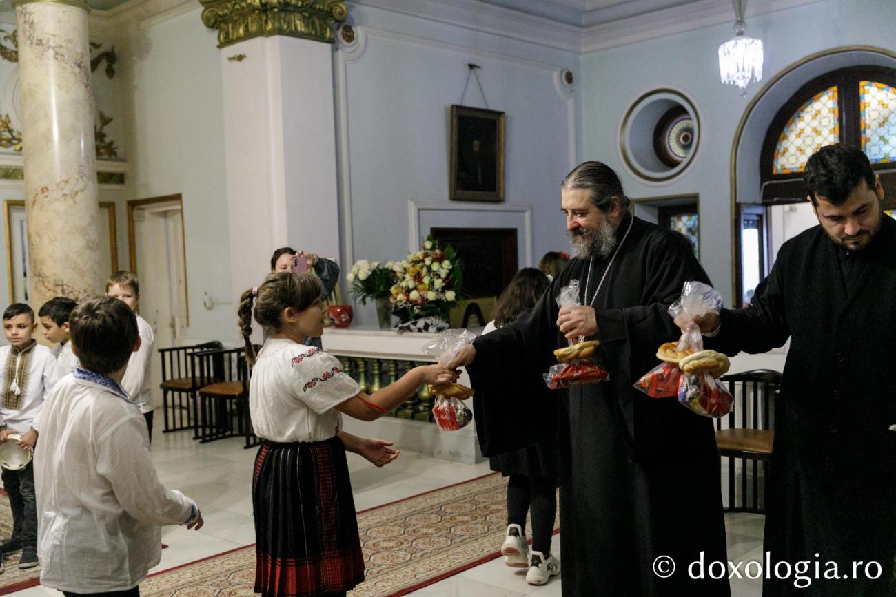 (Foto) Școala „Ștefan cel Mare” Dancu – Colindători la Reședința ...