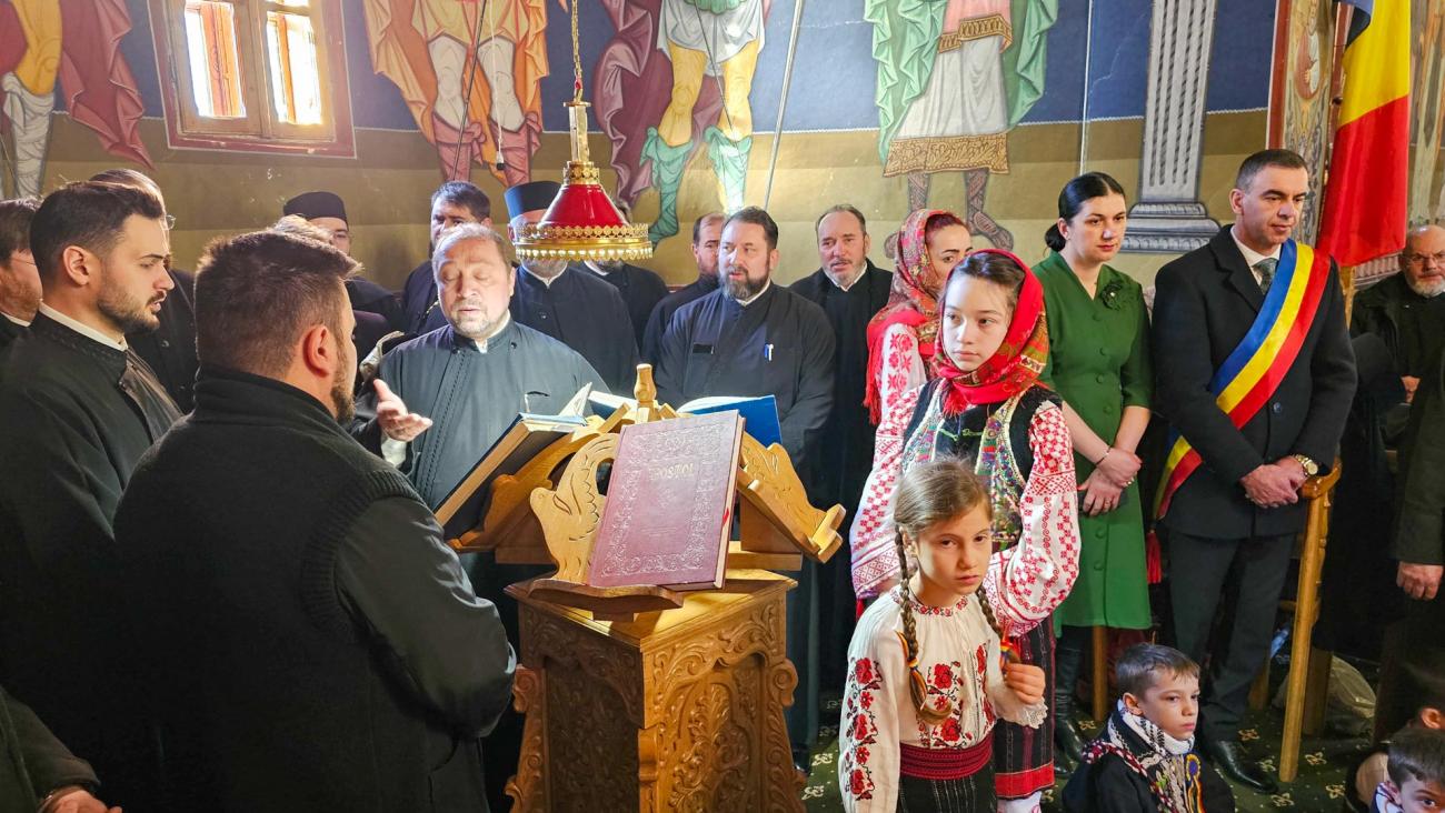 Liturghie arhierească și sfințire de casă socială la Parohia Boboiești ... Liturghie arhierească și sfințire de casă socială la Parohia Boboiești ...