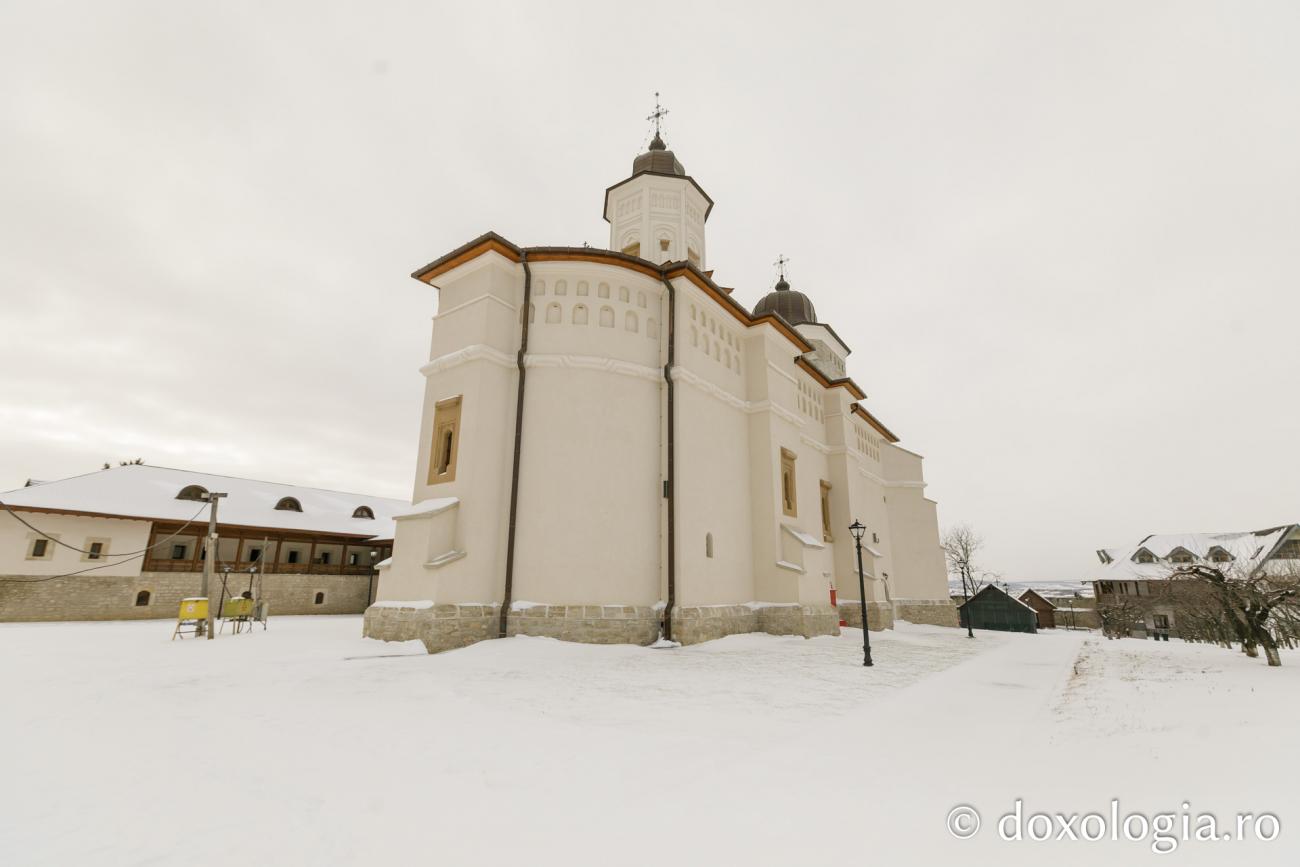 (Foto) Peisaje de iarnă la Mănăstirea Bârnova | Doxologia