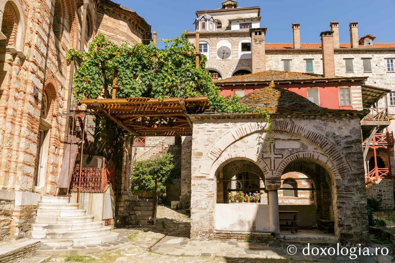 (Foto) Pași de pelerin la Mănăstirea Hilandar – Athos | Doxologia