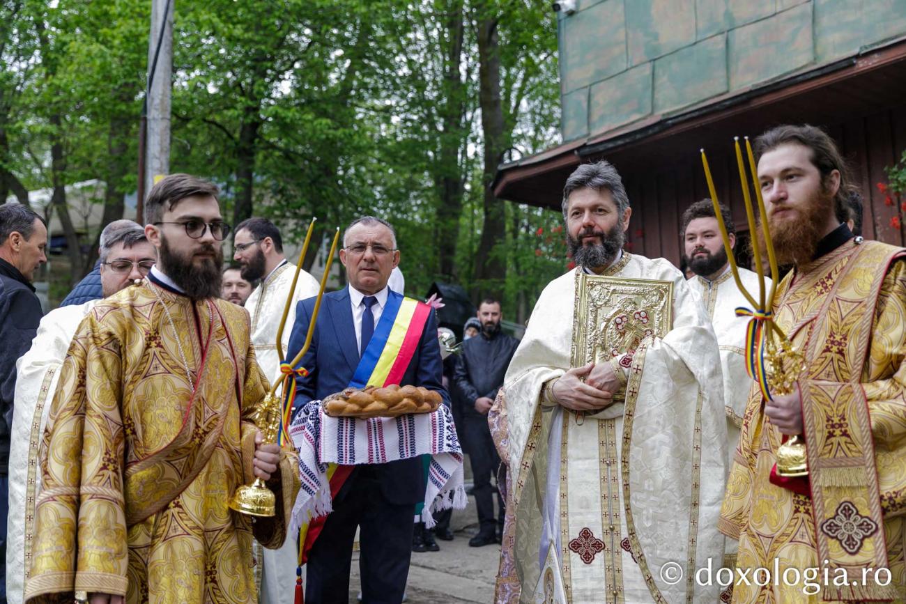 (Foto) PS Nichifor Botoșăneanul a slujit la parohia „Sfântul Gheorghe ...