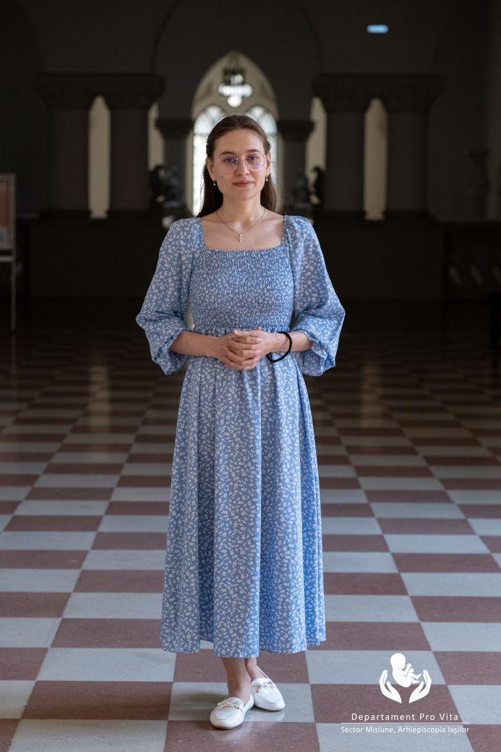 Ecaterina, 1 din cei 100 excepționali. Studiază Teologia, pictează ...