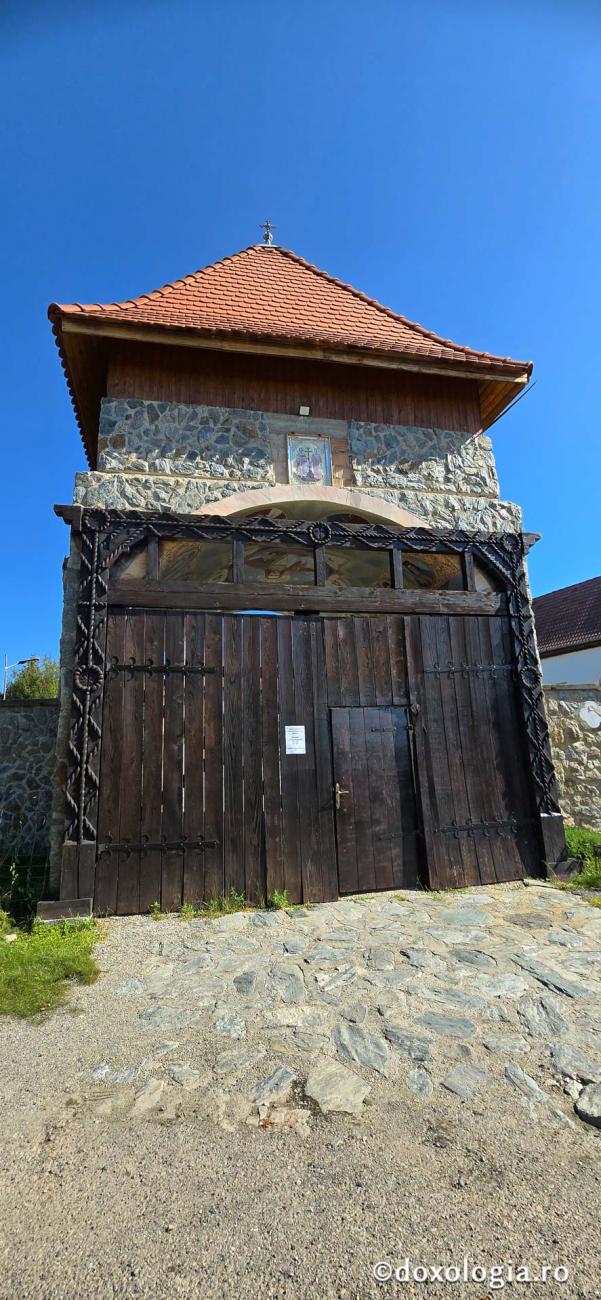 (Foto) Mănăstirea „Înălțarea Sfintei Cruci” Sădinca | Doxologia