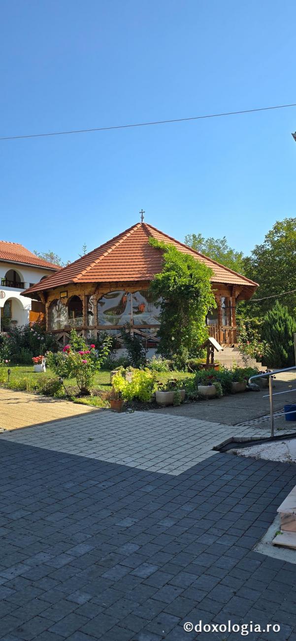 (Foto) Mănăstirea „Înălțarea Sfintei Cruci” Sădinca | Doxologia