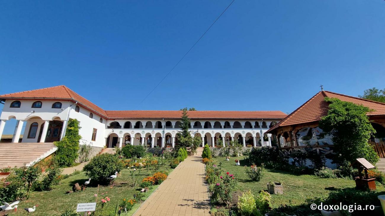 (Foto) Mănăstirea „Înălțarea Sfintei Cruci” Sădinca | Doxologia