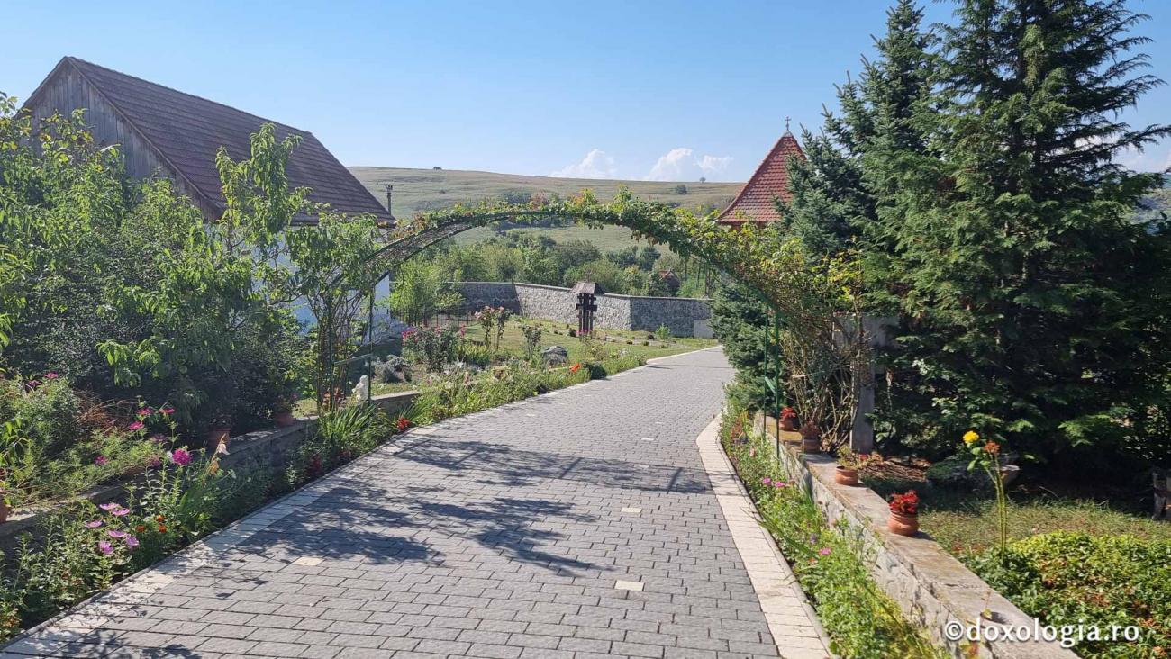 (Foto) Mănăstirea „Înălțarea Sfintei Cruci” Sădinca | Doxologia
