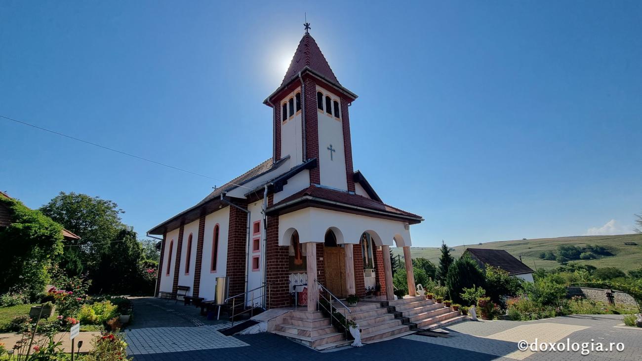 (Foto) Mănăstirea „Înălțarea Sfintei Cruci” Sădinca | Doxologia