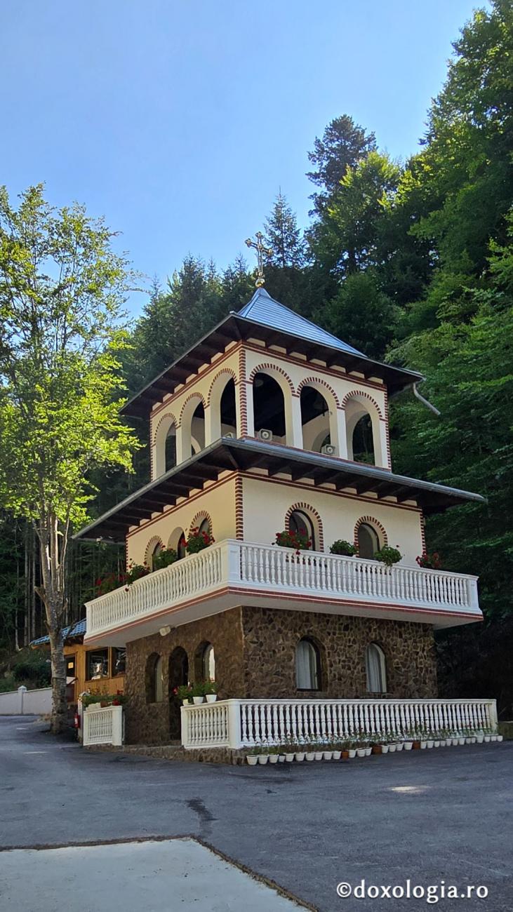 (Foto) Schitul Sfântul Mare Mucenic Pantelimon, colțul de Rai de pe ...