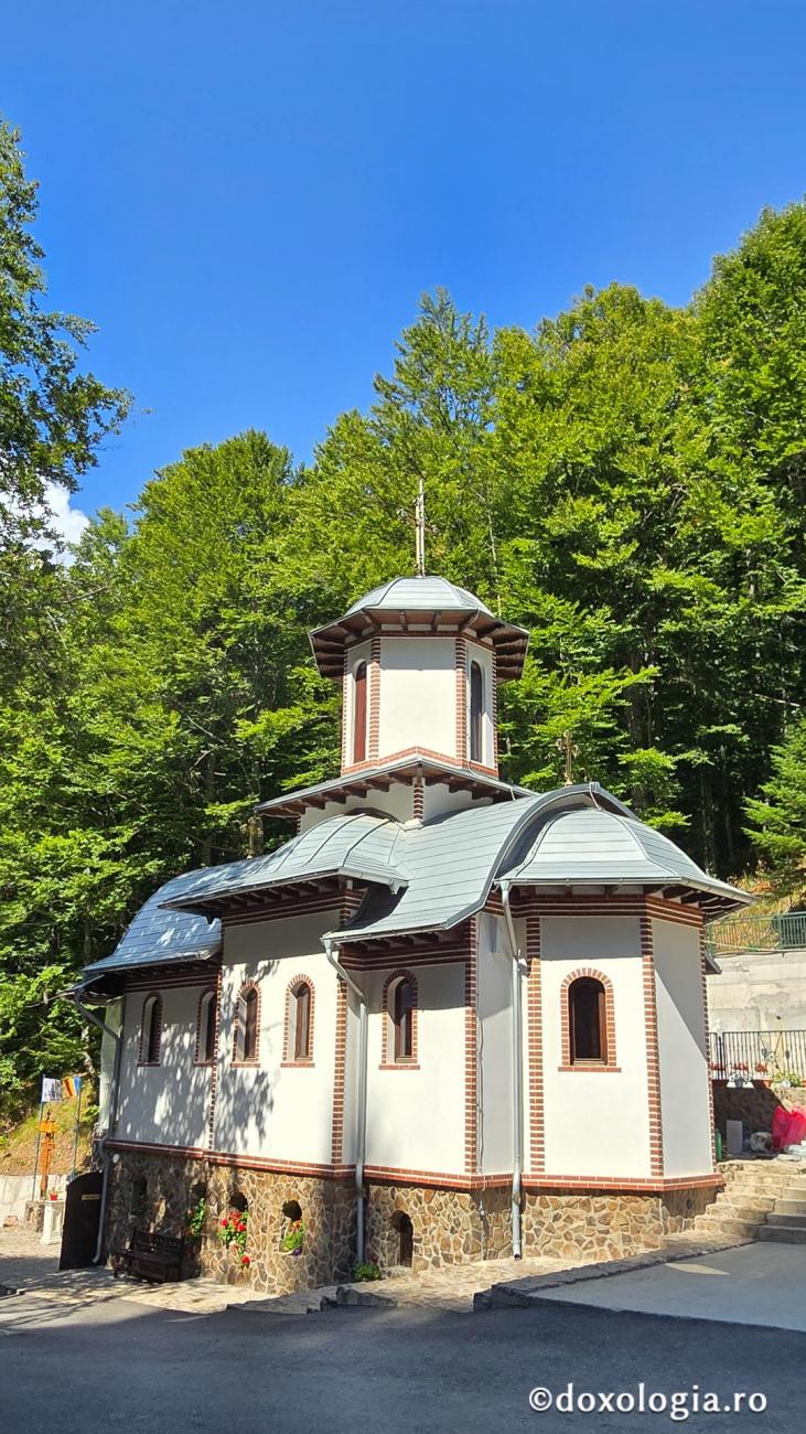 (Foto) Schitul Sfântul Mare Mucenic Pantelimon, colțul de Rai de pe ...