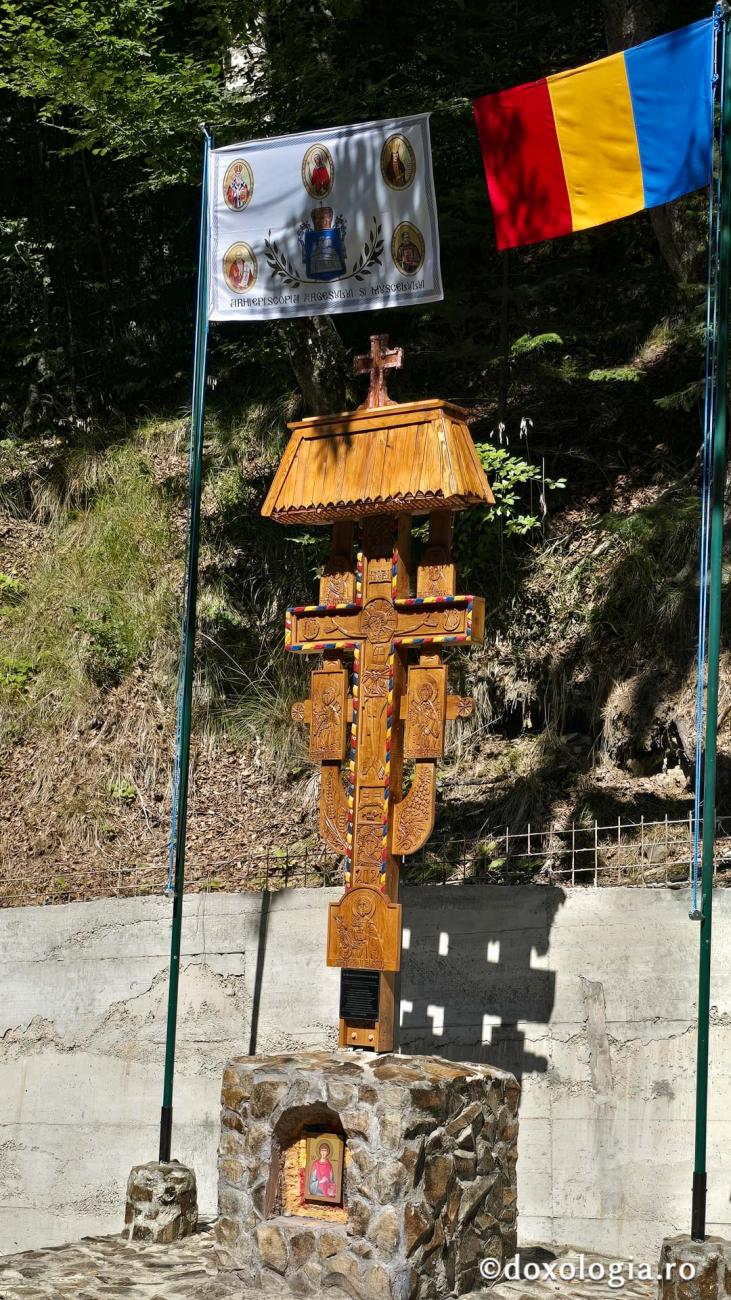 (Foto) Schitul Sfântul Mare Mucenic Pantelimon, colțul de Rai de pe ...