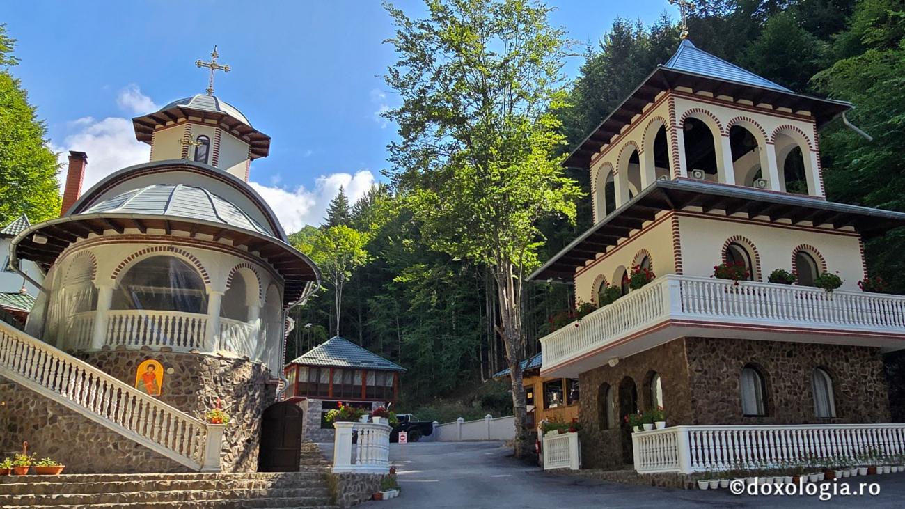 (Foto) Schitul Sfântul Mare Mucenic Pantelimon, colțul de Rai de pe ...