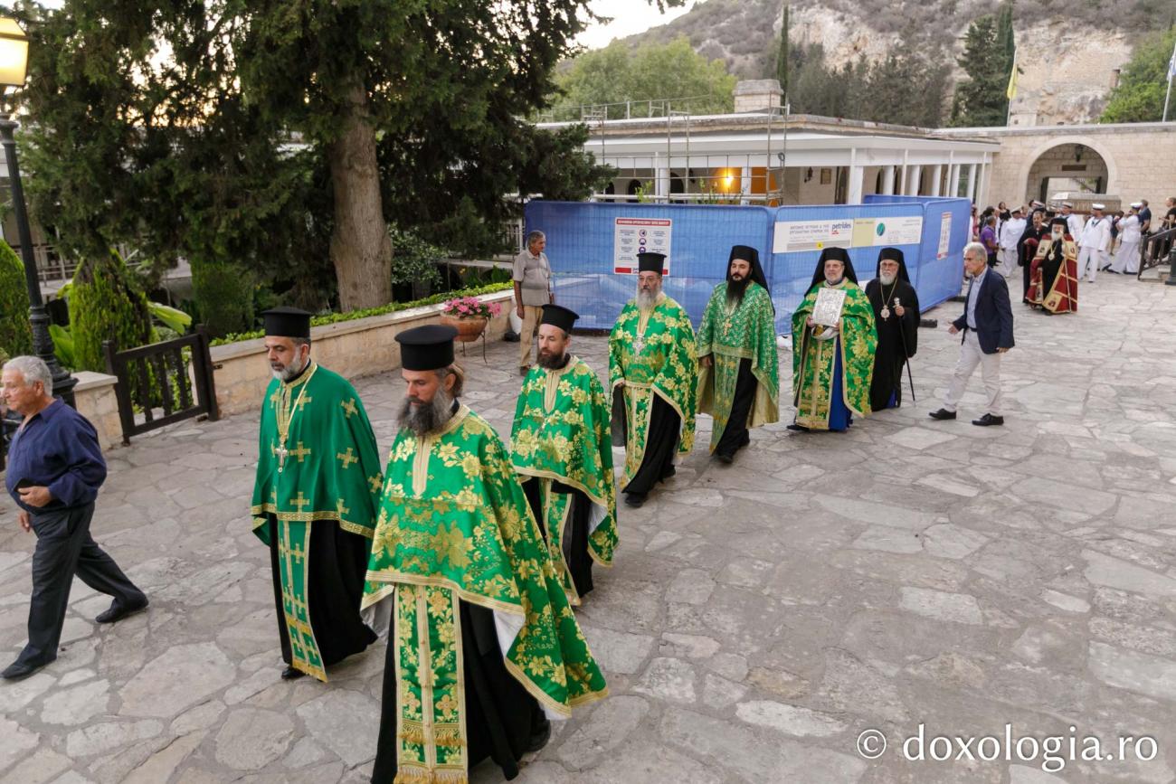 (Foto) Prăznuirea Sfântului Neofit Zăvorâtul la mănăstirea sa din Cipru ...