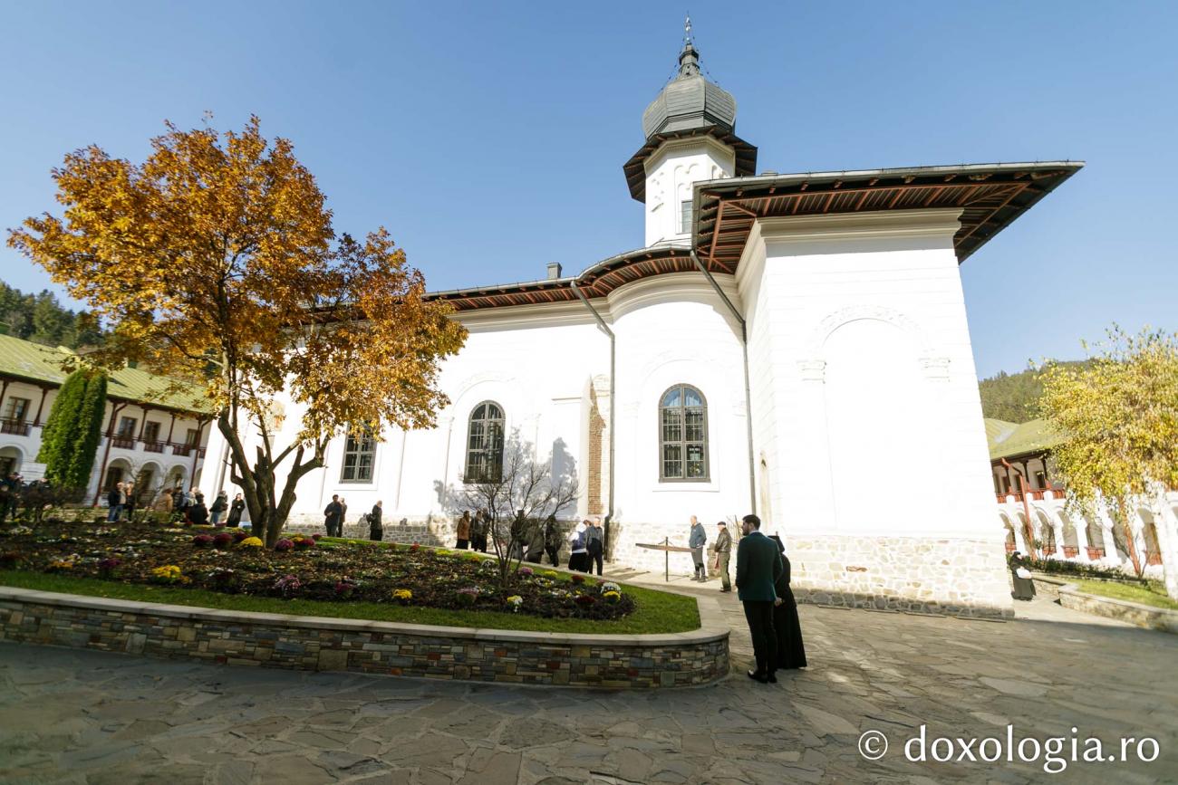 Starețul Efrem Vatopedinul, la hramul Mănăstirii Agapia | Doxologia