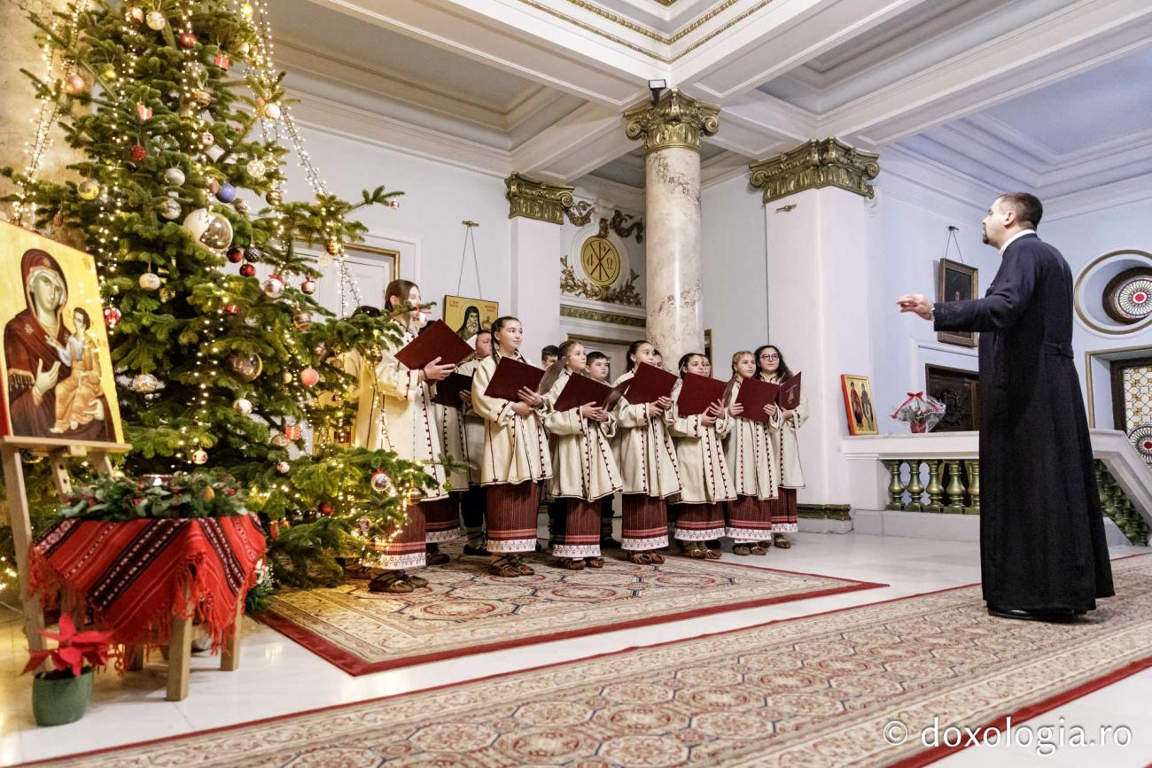 (Foto) Corul „Sf. Ier. Nicolae”, Parohia Bâcu – Colindători la Reședința Mitropolitană 2024 ...