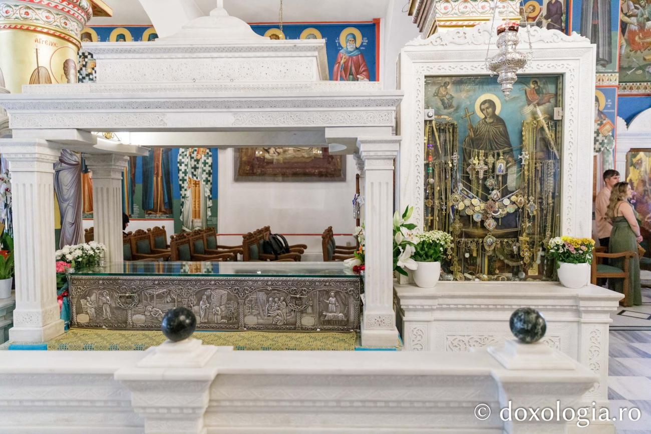 (Foto) Închinare la moaștele Sfântului Ioan Rusul | Doxologia