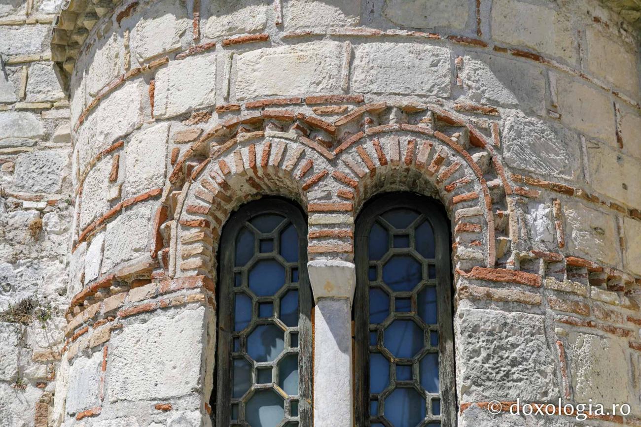 (Foto) Pași de pelerin la Biserica Sfinților Iason și Sosipatru din ...