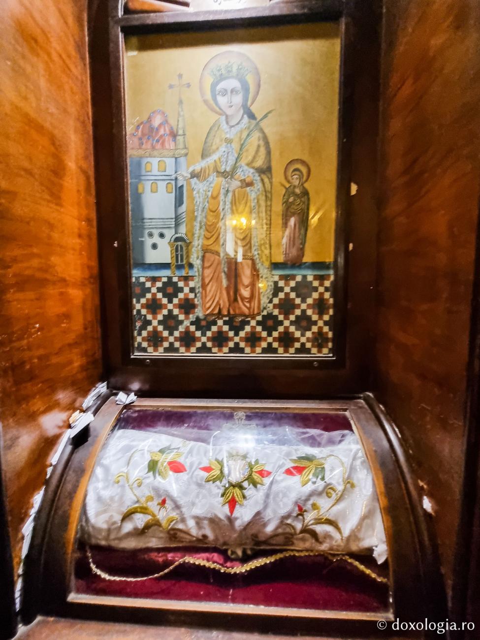 (Foto) Închinare la moaștele Sfintelor Mucenițe Varvara și Damiana ...