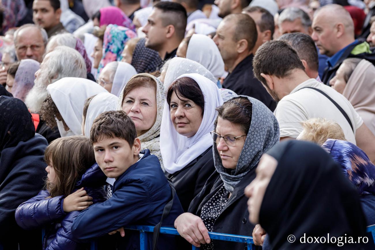 (Foto) Pelerini uniți în rugăciune, acasă la Sfinții Cuvioși Paisie și ...