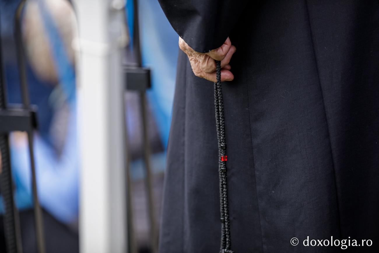 (Foto) Pelerini uniți în rugăciune, acasă la Sfinții Cuvioși Paisie și ...