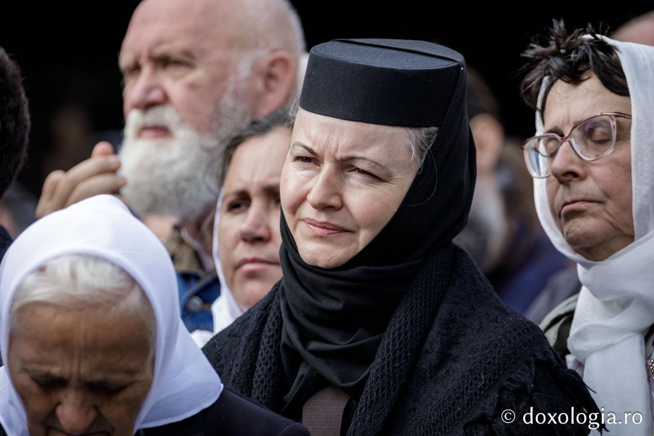 (Foto) Pelerini uniți în rugăciune, acasă la Sfinții Cuvioși Paisie și ...