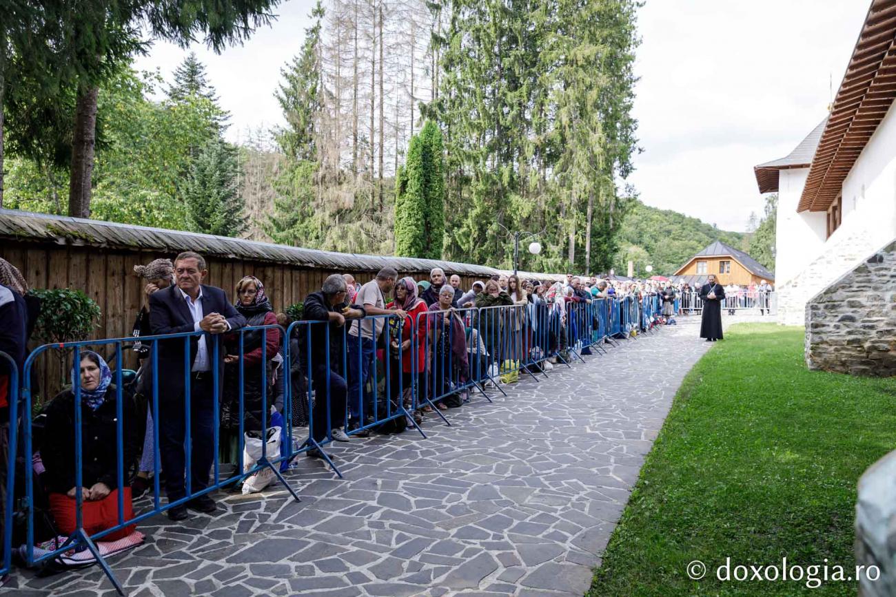 (Foto) Primii închinători la moaștele Sfinților Cuvioși Paisie și ...