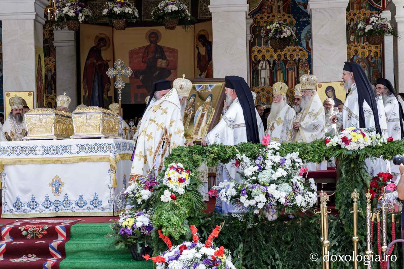 (Foto) Proclamarea locală a canonizării Sfinților Cuvioși Paisie și ...