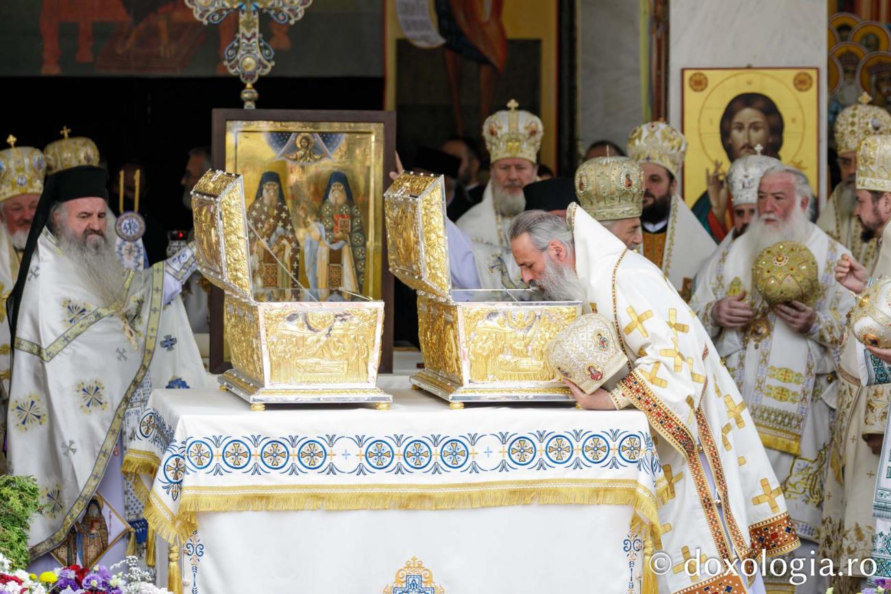 (Foto) Proclamarea locală a canonizării Sfinților Cuvioși Paisie și ...