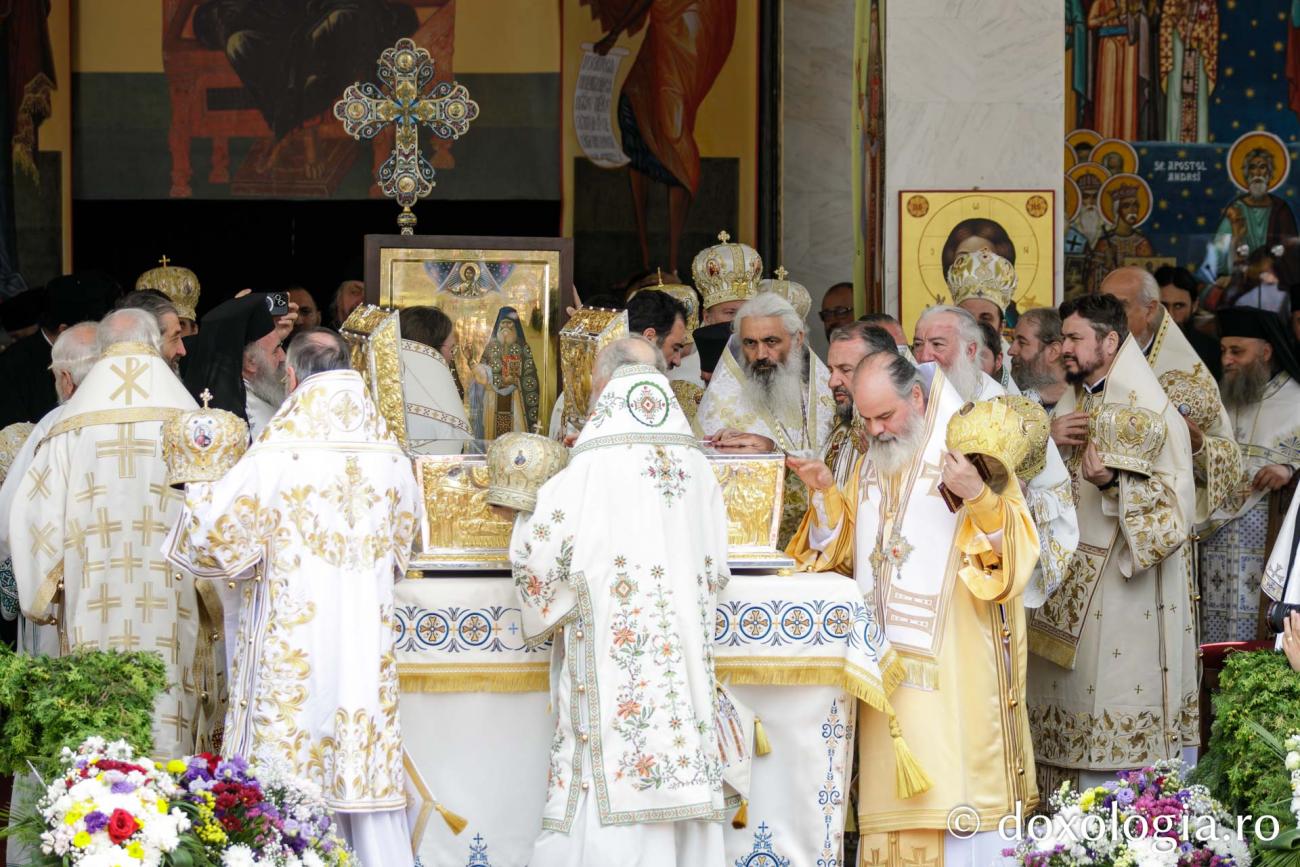 (Foto) Proclamarea locală a canonizării Sfinților Cuvioși Paisie și ...